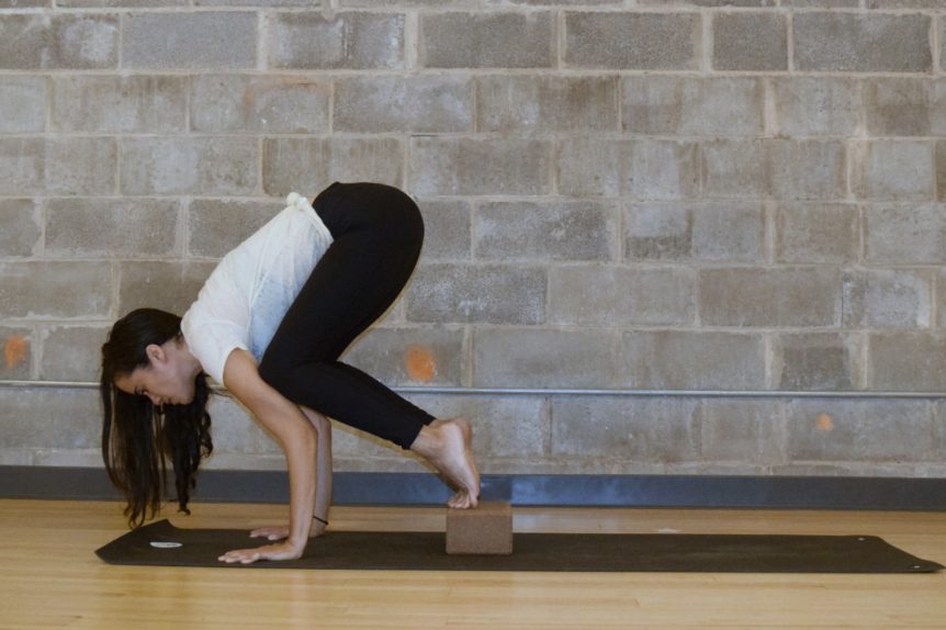 How To Do Crow Pose (Bakasana) – Step-by-Step Tutorial - Argentina ...